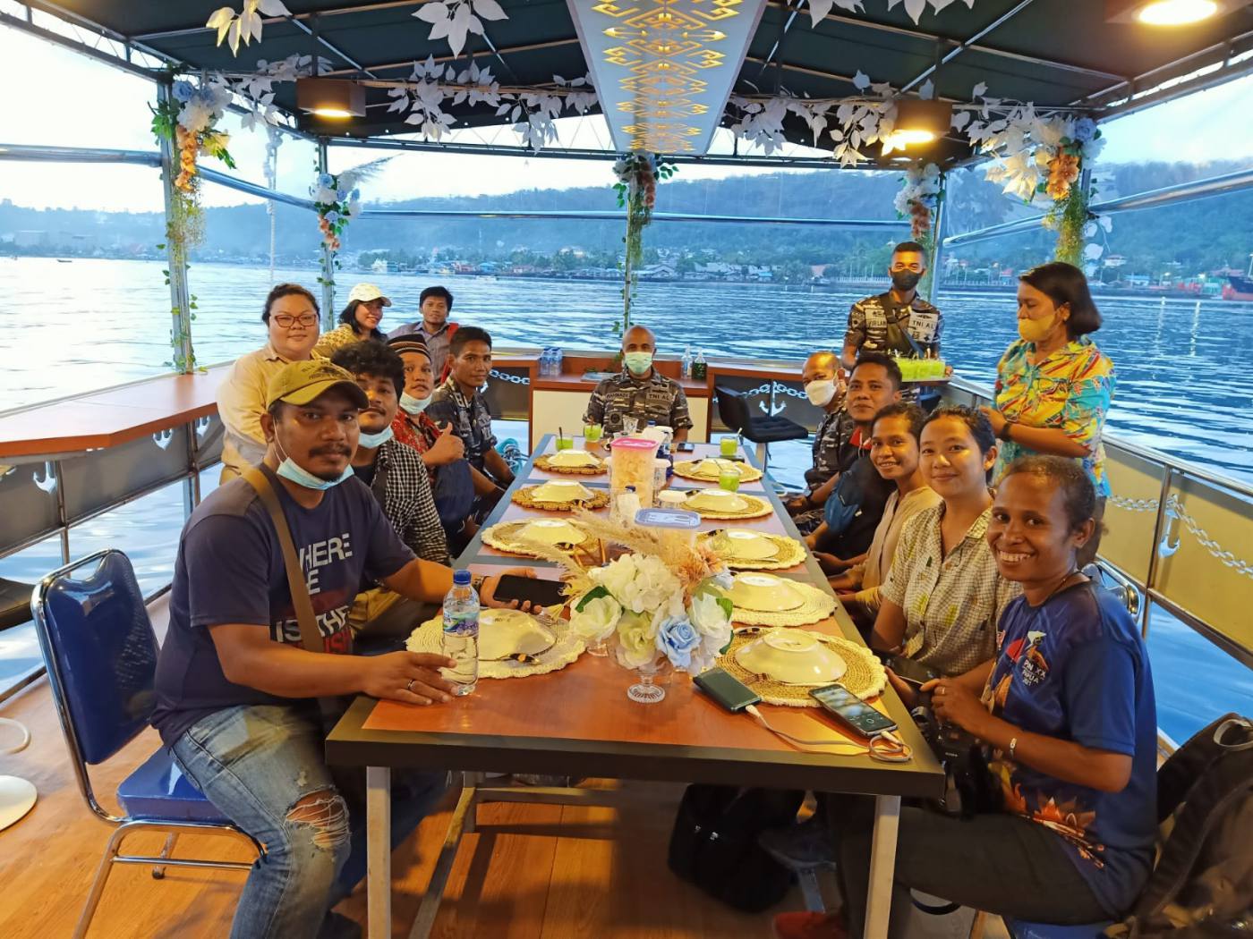 Fasharkan TNI-AL Ajak Wartawan Bukber di Cafe Apung Akwei - KLIKPAPUA