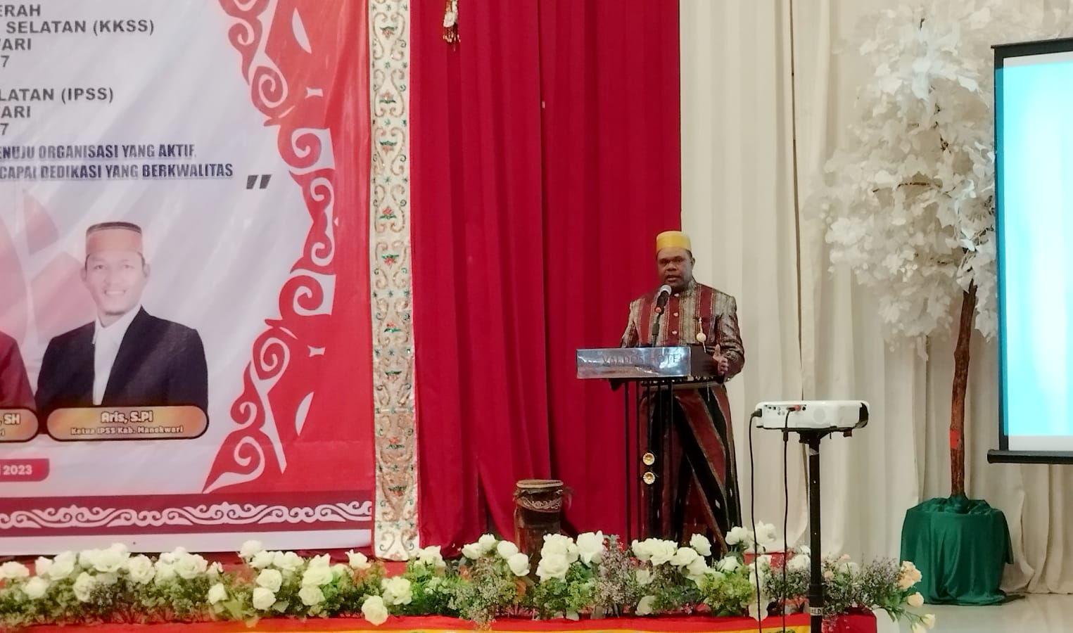 Hermus Indou Berbusana Adat Bugis dan Songkok Recca pada Pelantikan ...