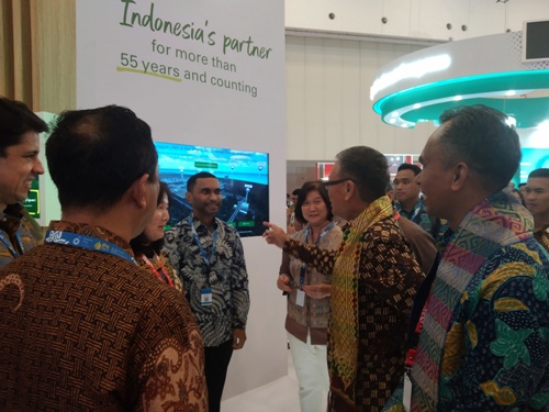 Menteri ESDM Kunjungi Booth bp Usai Membuka IPA Convex 2023 di ICE BSD ...