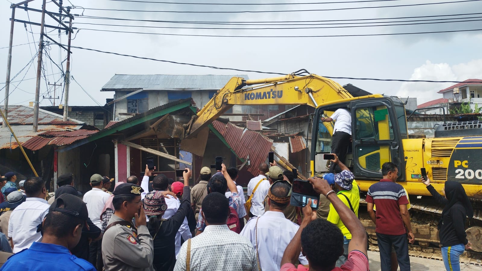 Pemkab Manokwari Bongkar Bangunan Terdampak Pasar Sanggeng Tahap II - KLIKPAPUA