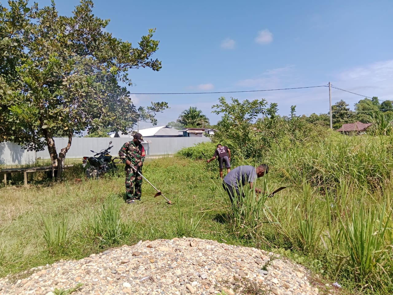 Karya Bakti Koramil 1806-06/Meyado Wujud Kemanunggalan TNI Bersama ...