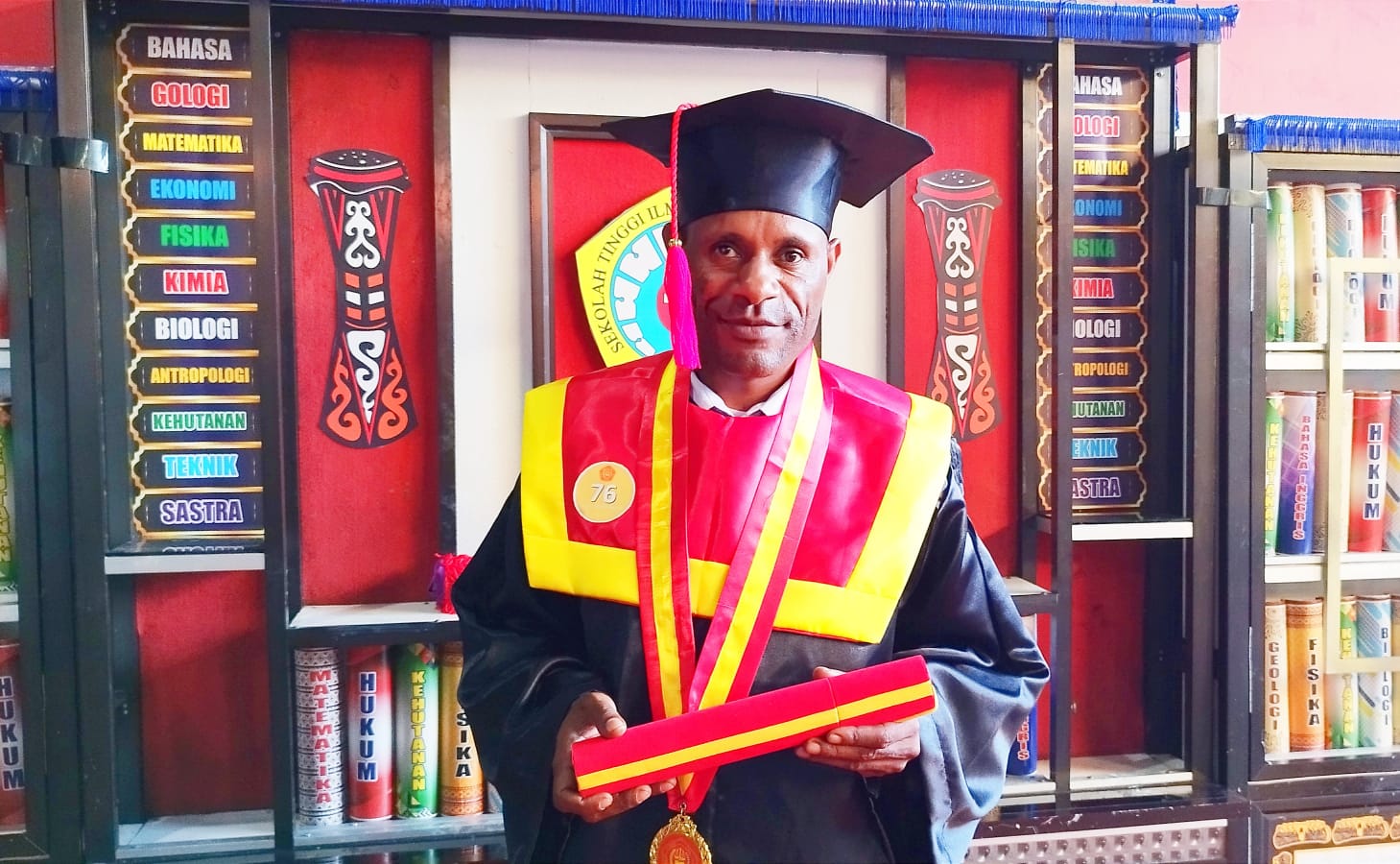 Tempuh Pendidikan di Tengah Kesibukan, Yosak Saroi Resmi Sandang Gelar Sarjana Hukum - KLIKPAPUA