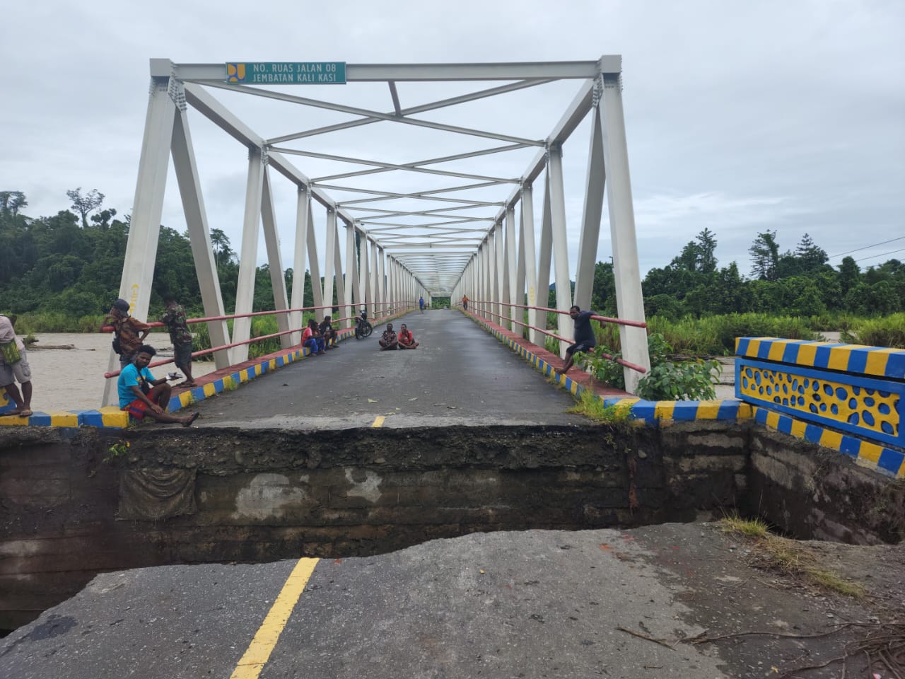Jembatan Kali Kasi Putus Akibat Hujan Deras, Jalan Trans Papua Lumpuh - KLIKPAPUA