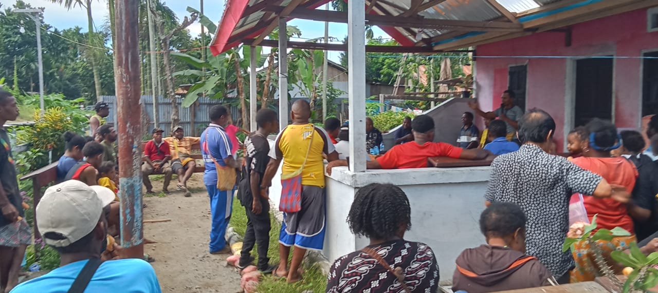 Silaturahmi di Kampung Bamaha, Frengki Mandacan Kenalkan Calon Wakilnya ...