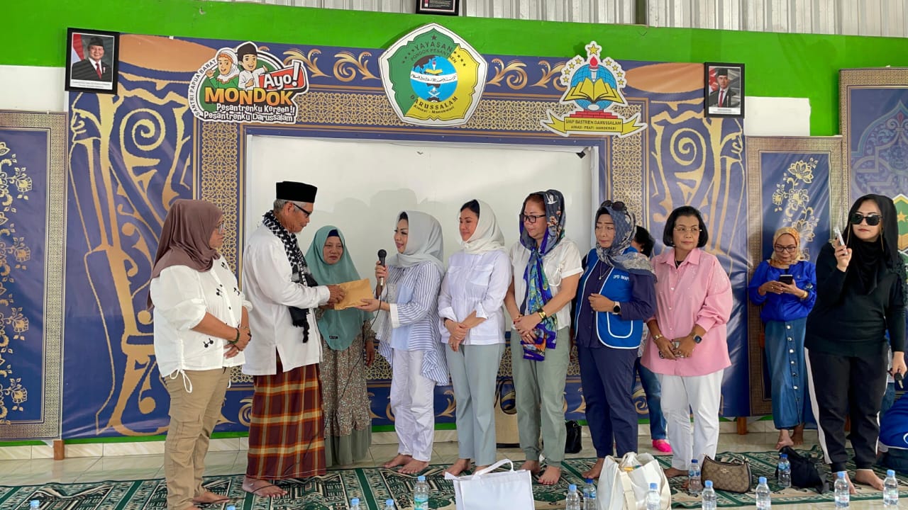 IWAPI Beri Bantuan Seragam Sekolah di Ponpes Darussalam Prafi - Sumber ...