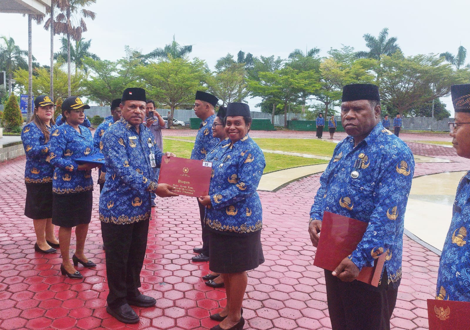 121 ASN Papua Barat Terima Satyalancana Karya Satya di HUT Korpri ...