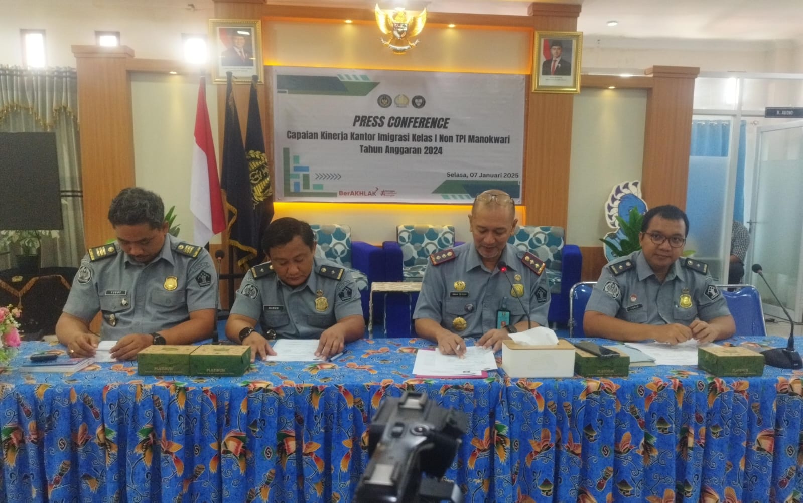 Imigrasi Manokwari Deportasi 7 WNA, Diantaranya Terlibat Tambang Emas Ilegal - Sumber ...