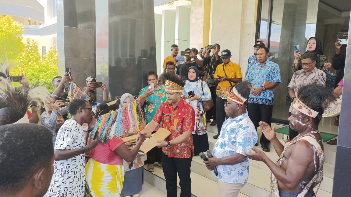5 Marga Suku Miere Ajukan Pengakuan Hukum Adat ke Pemkab Kaimana - Sumber : Klikpapua ...