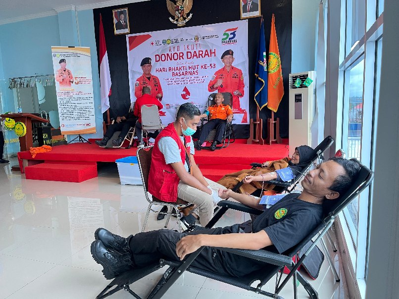 Sambut HUT ke-53, Basarnas Manokwari Sumbang 53 Kantong Darah - KLIKPAPUA
