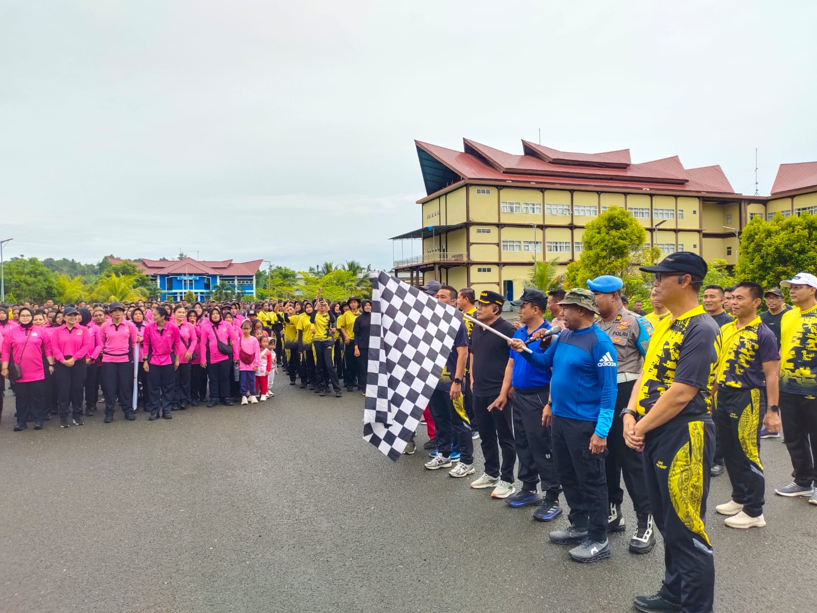 Meriahkan HUT Bhayangkara ke 79, Polda PB Gelar Jalan Santai, Dibuka Gubernur dan Wakapolda ...