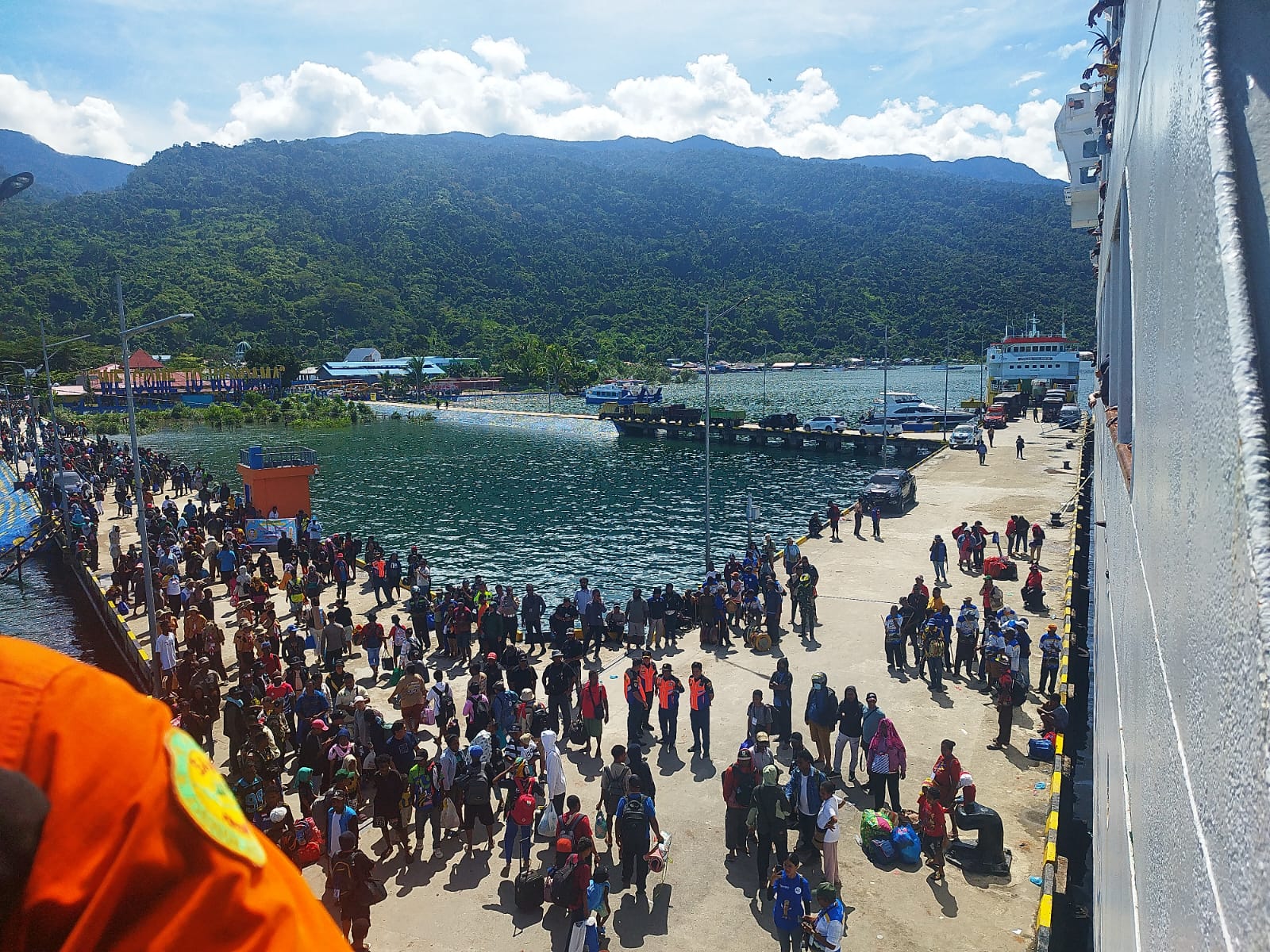 Ribuan Warga Tumpah di Teluk Wondama, Rayakan 1 Abad Peradaban Orang ...